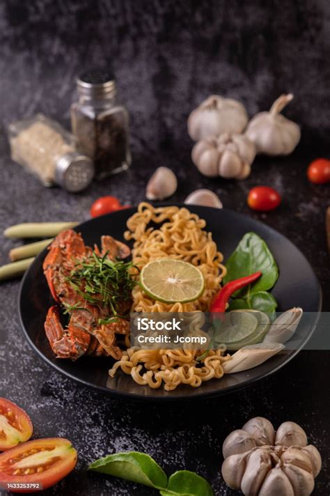 게 톰 얌 엄마와 레몬 칠리 토마토 마늘 레몬 그라스 카피르 라임 접시에 잎 0명에 대한 스톡 사진 및 기타 이미지 0명