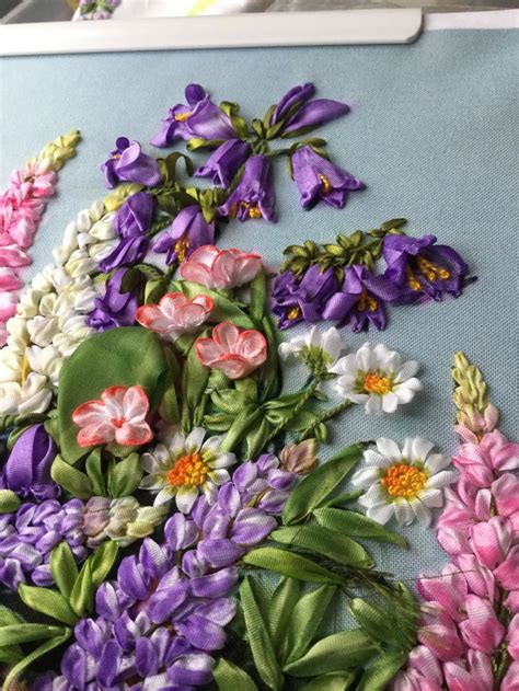 Вышивка лентами для начинающих поэтапно с нуля учимся вышивать на одежде цветы и абстрактные