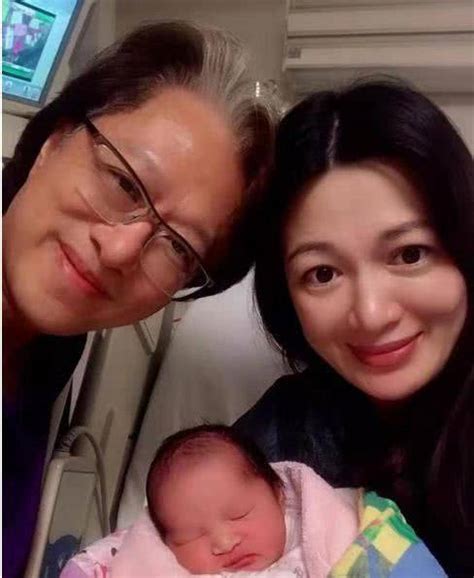 好友合照暴露43岁陈少霞的真实状态，看来豪门高龄产妇并不好当李文辉