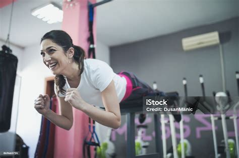 매력적인 젊은 여 자가 체육관에서 밖으로 일 하는 동안 판자 운동 하 가냘픈에 대한 스톡 사진 및 기타 이미지 가냘픈