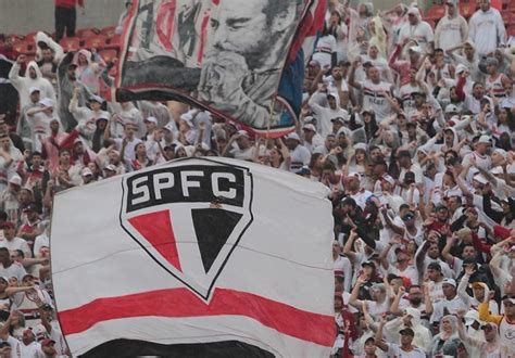 Torcida organizada do São Paulo monta barca de dispensas para o