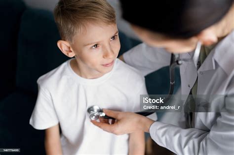 평소 건강 검진에서 행복한 미소를 짓는 아이 환자 집에서 의사와 소년 의학 의료 개념 10 11세에 대한 스톡 사진 및 기타