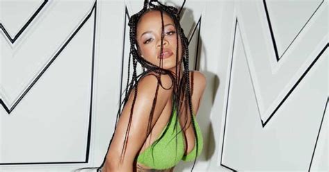 Rihanna Once Chose To Flaunt Her Perfectly Toned Back In A Sxy