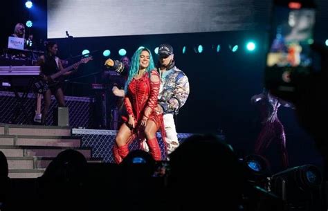 Anuel Sorprende A Karol G En Pleno Concierto RD Musica