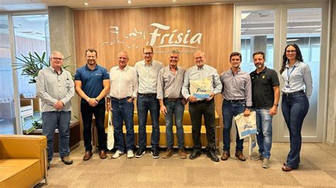 Comitiva da Cooperfarms visita cooperativa Frísia grupo busca