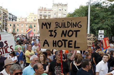 El Constitucional avala la ley catalana que restringe los pisos turísticos que el PP había