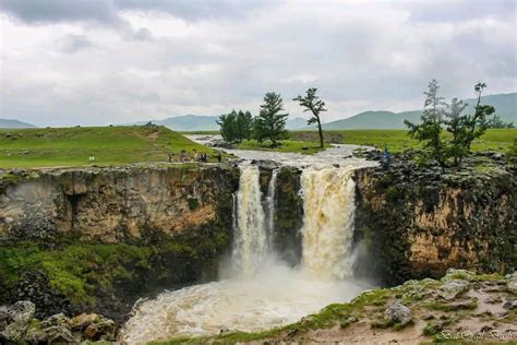 Бид Өвөрхангай аймгийн Бат өлзий сум руу аяллаар амралт зугаалгаар явж байгаа хүмүүс ихэнх нь