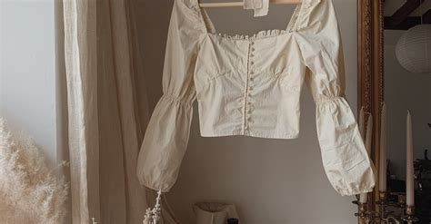 노란 블라우스 매달린 머리 활 복고풍 스타일 서랍장 수직 쐈어 장식에 관한 무료 스톡 사진