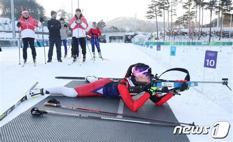 바이애슬론 국가대표 사격 지켜보는 유인촌 장관 뉴스1