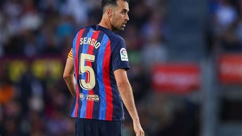 سيرجيو بوسكيتس يُعلن رحيله عن برشلونة