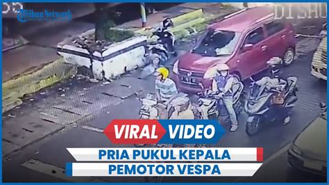 Detik-detik Bang Jago Pukul Kepala Pemotor Vespa di Alun-alun Batang - YouTube