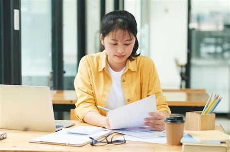 Premium Photo Startup Businesswoman Analyse Investment Marketing Data