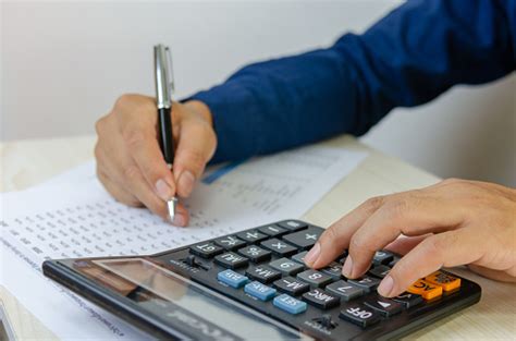 계산기를 사용하고 책상에서 일하는 메모 회계사를 만드는 손 비즈니스 재무 보고서 마케팅 통계 경제에 대한 스톡 사진 및 기타