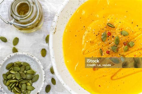 호박과 당근 스프 씨앗 핑크 페 퍼와 올리브 오일 퓌 레 미식가 위한 맛 있는 하 고 건강 한 점심 0명에 대한 스톡 사진 및 기타 이미지 Istock