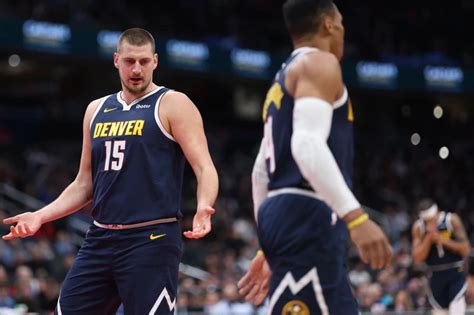 Nba》約基奇再次神級演出！連5場大三元成史上第三人 單手丟進後場壓哨三分技驚四座