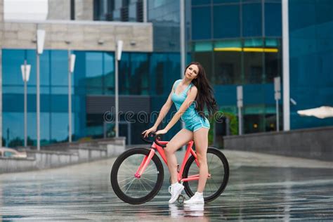 Giovane Donna Allegra Sexy Esile Sulla Bicicletta Immagine Stock