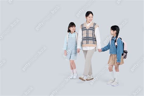 어린이 나이 초등학생 초등교육 교육 어린시절 컨셉 제스처 커뮤니케이션컨셉 얼굴표정 커뮤니케이션컨셉 친구 교사 교육직 스승의날 홀리데이