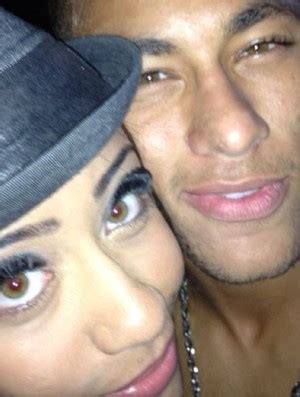 Ciumento Neymar rechaça ideia de ver irmã posar nua Chance zero