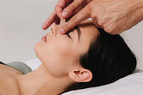 코 성형술 또는 비중격 성형술 후 코에 붕대를 감아 출혈과 타박상을 예방합니다 성형 수술 후 코의 적절한 관리 코 성형술 후 몸매를 유지하기 위한 유익한 코 테이핑 20