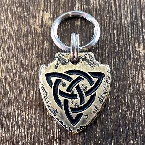 Медальон в форме щита с кельтским узлом в интернет магазине Ярмарка Мастеров по цене 1800