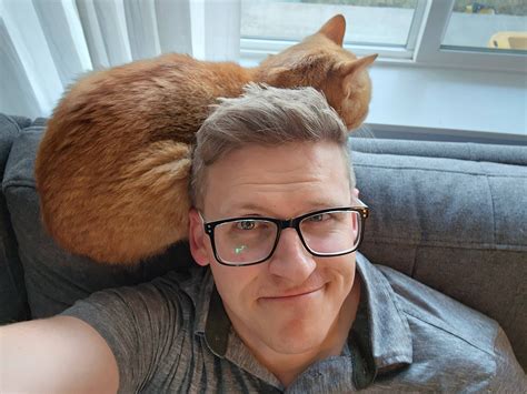 Singing Lil Cat R Aww