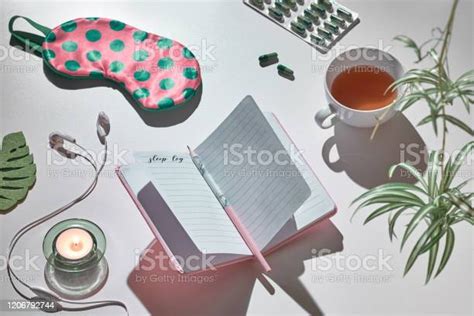 핑크와 그린의 건강한 밤 수면 창조적 인 개념 수면 마스크 이어폰 차 수면제 일기 노트 식물이 있는 실버 그레이 배경 개선에 대한 스톡 사진 및 기타 이미지 Istock