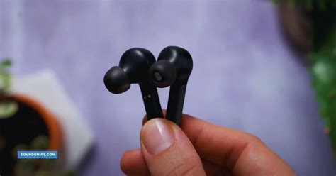 In Ear TWS Earbuds Not Pairing Together Here S Why How