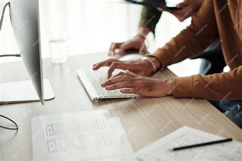 Premium Photo Developer Debugging Code