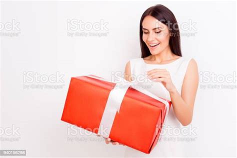 행복 한 놀된 화려한 갈색 흰색 바탕에 큰 빨간 선물 상자를 들고 있다 그녀는 미소 순수 배경에 흰색 옷을 입고 경외감에 대한 스톡 사진 및 기타 이미지 Istock