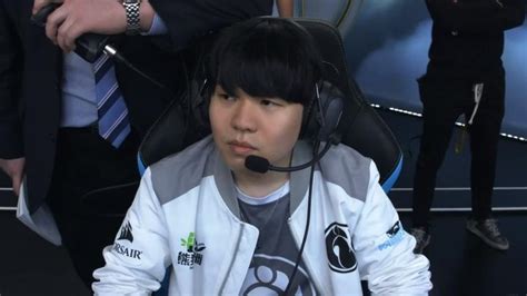 Rookie“罕见暴瘦”引发热议！身材瘦成筷子，但是头却看起来很大 知乎