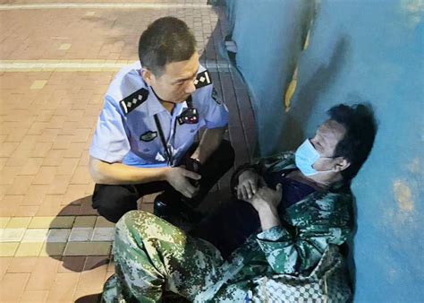 四川男子晕倒街头 郑州民警救助返家腾讯新闻