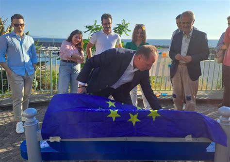 Torre Del Greco Inaugurata La Panchina Europea Sul Belvedere Di Via Calastro Metropolisweb