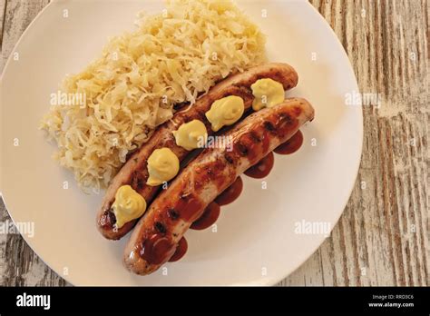 Wurstel E Crauti Nel Piatto Con Salsa Barbecue E Senape Dallalto Stock
