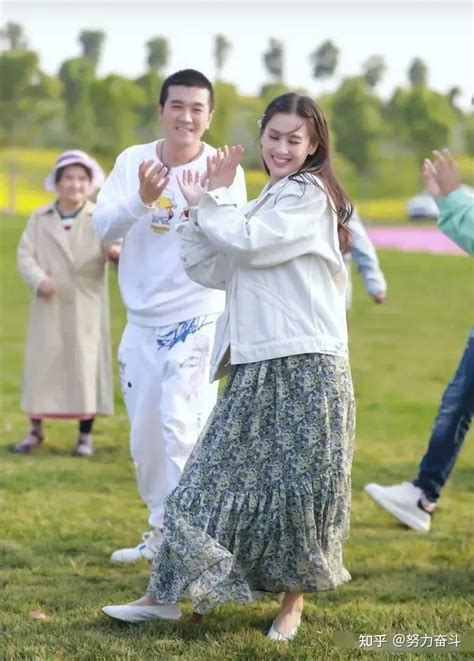 扬子携老婆黄圣依和老妈一起户外踏青 知乎