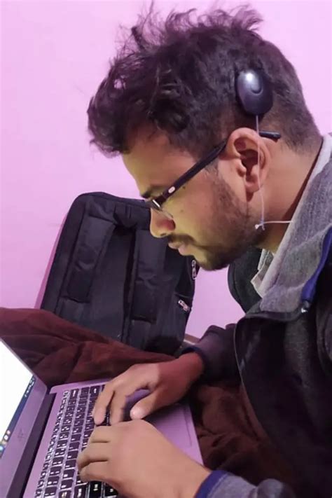 अपाङ्गता कर्णालीका पशुचिकित्सक जो कान सुन्दैनन् तर लोकसेवामा अब्बल