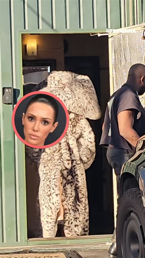 개가 자신과 같이 사는 인간을 그 인간에게 해를 끼친 다른 개한테서 보호하였습니다 이 개야말로 이 세상에서 가장 훌륭한 경호원이라 할 수 있습니다 🐕 By