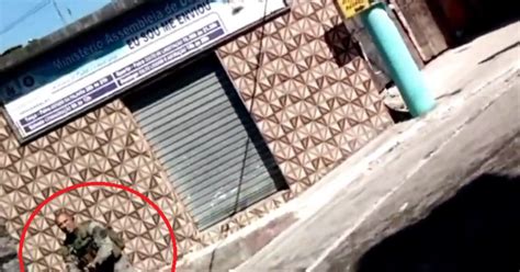 RJ vídeo flagra PM atirando contra homem e moradores de comunidade