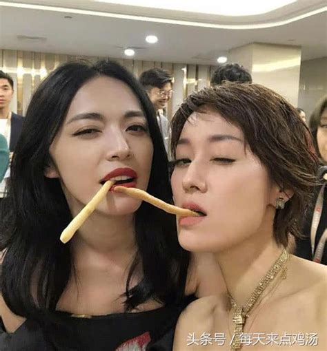 馬伊琍曬與姚晨搞笑自拍穿禮服咬餅乾神情可愛，網友：眼神受不了 每日頭條
