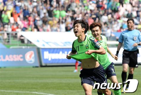 환호성 지르는 녹색 폭격기 이승기 뉴스1