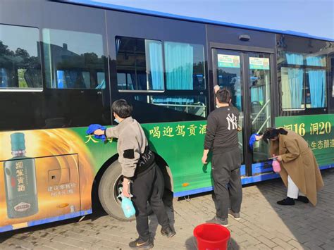 清理公交站台 擦亮城市窗口 巢湖市金盾实业集团有限公司