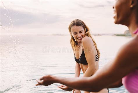 Mujeres En Vacaciones Que Juegan En Agua Imagen De Archivo Imagen De