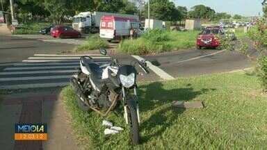 Meio Dia Paraná Maringá Motociclista cai embaixo de caminhão no