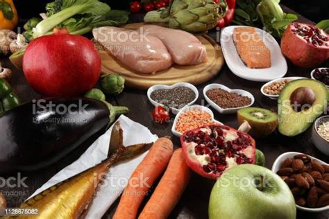健康食品清潔飲食選擇水果 蔬菜 種子 超級食品 穀物 葉蔬菜在質樸的背景 照片檔及更多 乾淨 照片 乾淨 健康飲食 十字花科 Istock