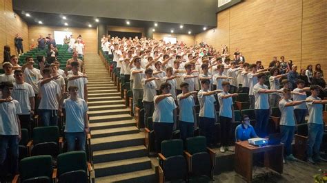 Jovens timboenses fazem juramento de compromisso à bandeira