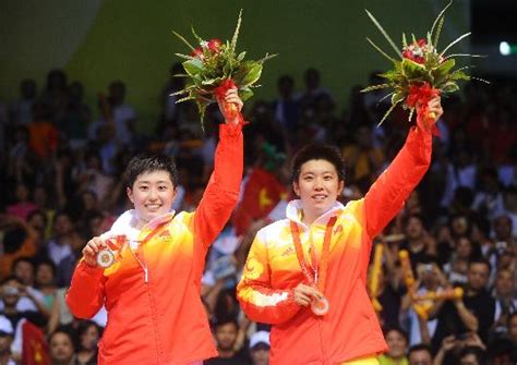 图文 于洋杜婧羽毛球女双夺金 领奖台上的风姿 羽毛球 2008奥运站 新浪网