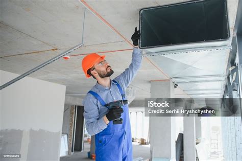 산업 테마 전문 백인 기술자에 의한 창고 난방 및 냉방 시스템 설치 상업용 건물 환기 직사각형 운하 공기 분배 25 29세에 대한 스톡 사진 및 기타 이미지 Istock