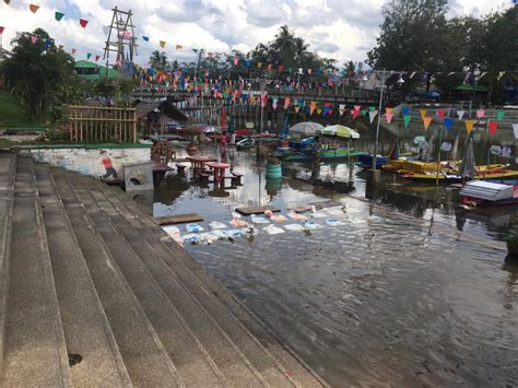 Wadi Bas And Van Bawa Rombongan Bas Ke Floating Market Hatyai Thailand