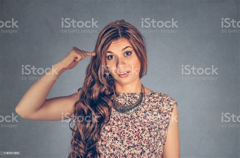 성난 미친 젊은 여자 몸짓 으로 그녀의 손가락 에 대 한 사원 요구 이다 당신 미친 25 29세에 대한 스톡 사진 및 기타