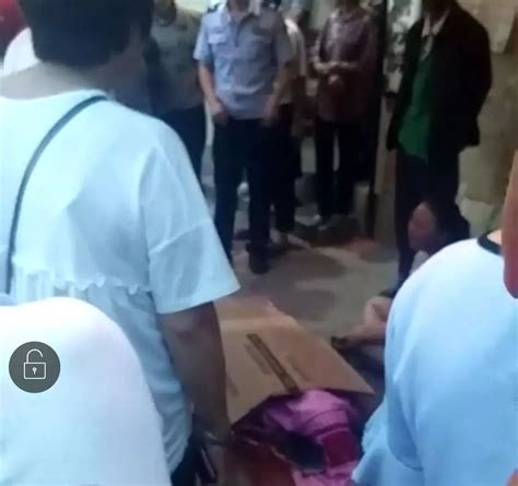 可怜！镇雄坡头镇堰塘街上一男子替人安装窗子，作业中从四楼摔下身亡！张某某
