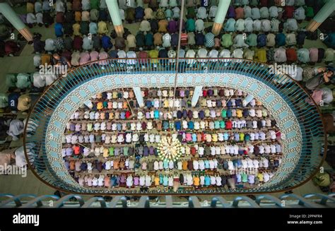 Los Musulmanes Participan En Las Oraciones De Eid Ul Fitr En La